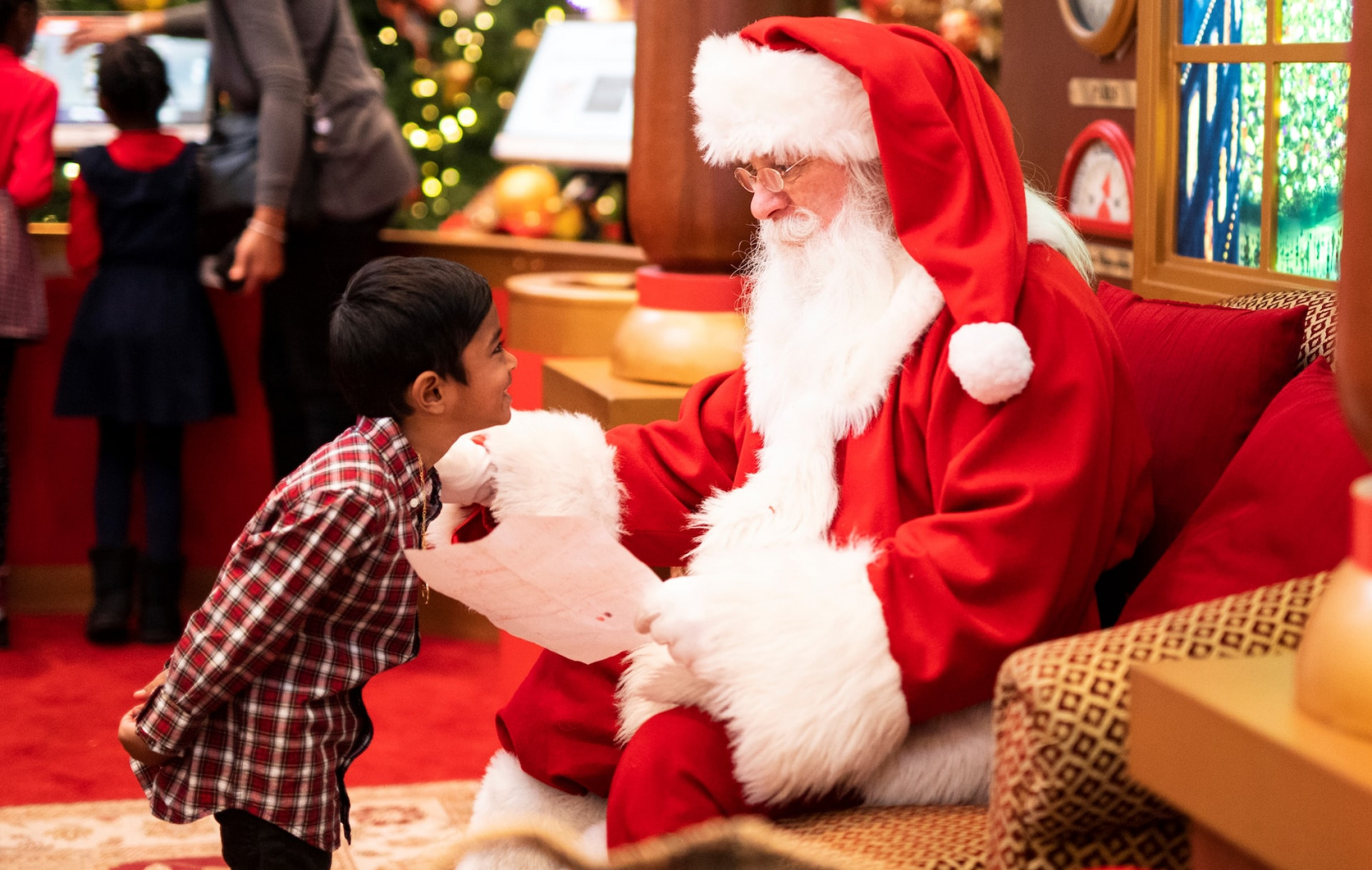 SINTERKLAS DAN SANTA CLAUS: TERLIHAT SAMA, NAMUN SEBENARNYA BERBEDA